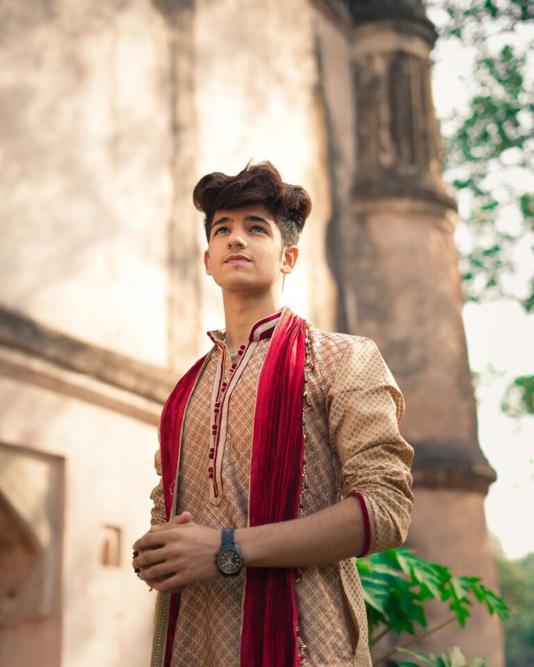 Tarun Kinra Biography, Age, Height, Girlfriend, Family, Income, Net ...